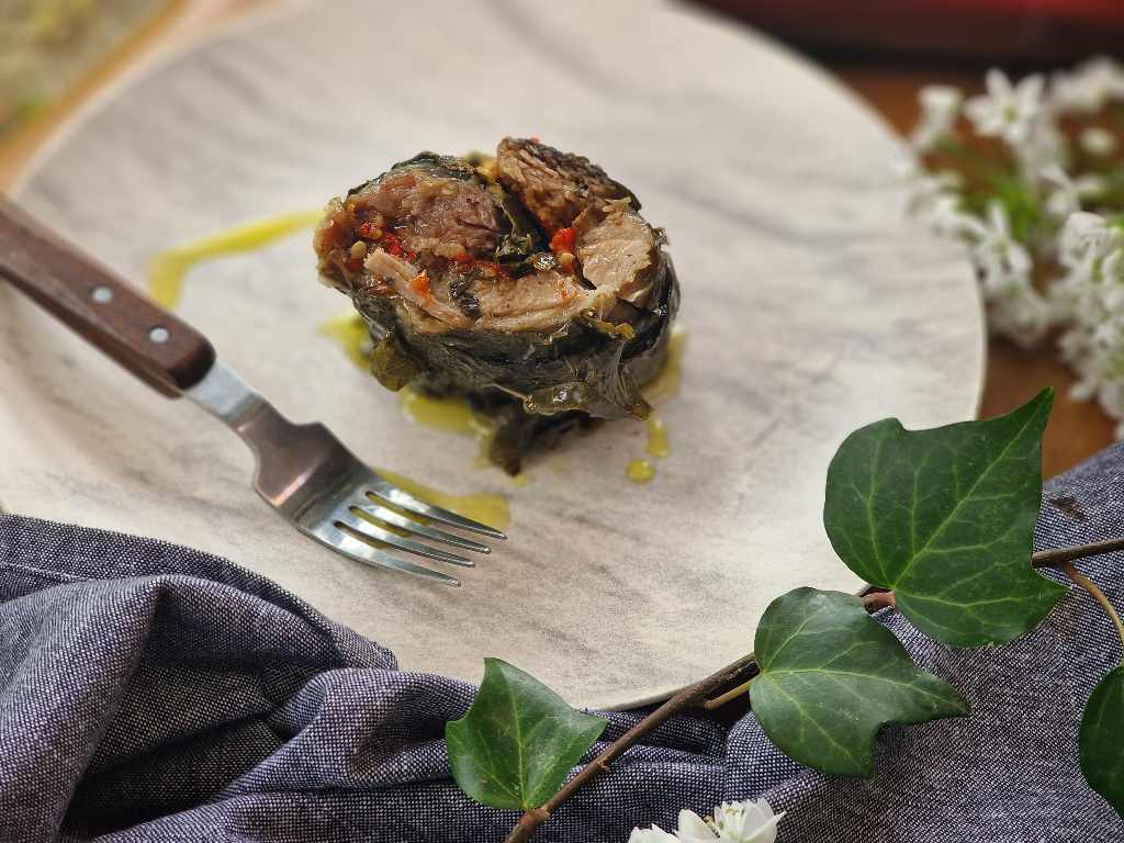 ΚΑΤΣΙΚΙΣΙΟ ΜΠΟΥΤΙ ΓΕΜΙΣΤΟ, ΤΥΛΙΓΜΕΝΟ ΣΕ ΑΜΠΕΛΟΦΥΛΛΑ (video) - Meat ...
