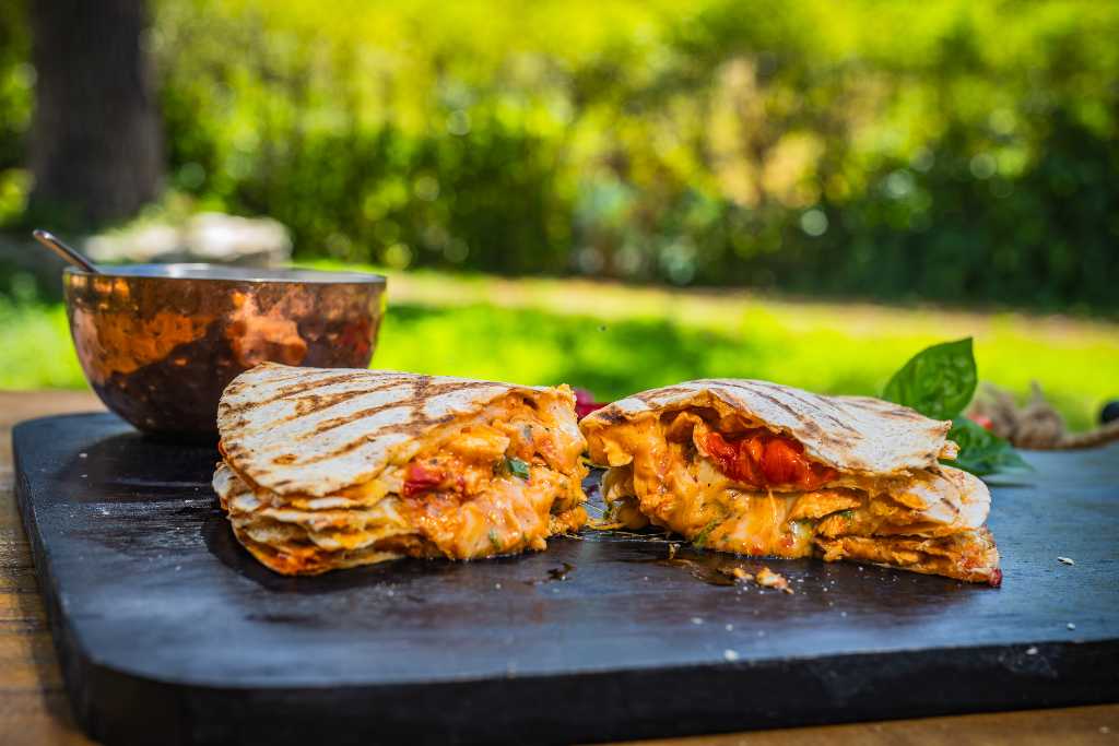 QUESADILLAS ΜΕ ΓΥΡΟ ΚΟΤΟΠΟΥΛΟ - Meat & Grill Stories